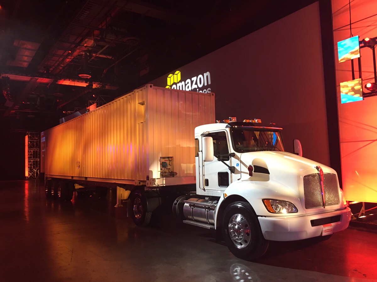 【速報】AWS Snowball Edgeをより大きくしたAWS Snowmobileが発表されました #reinvent ...