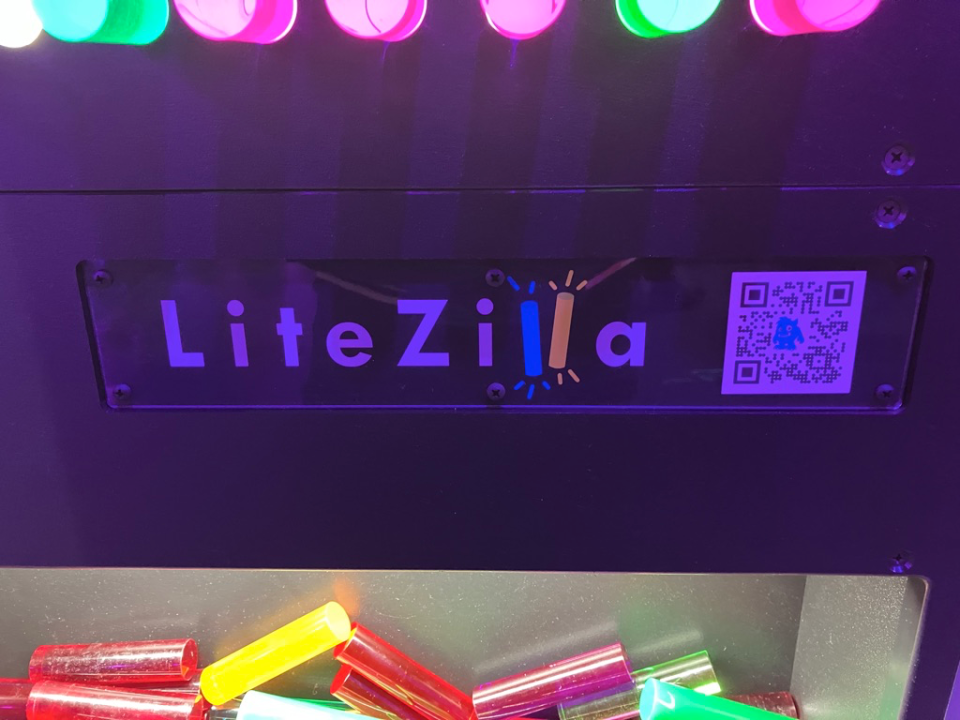 re:Invent会場でカラフルなドットで絵が描けるLiteZillaが設置されていたのでクラスメソッドのロゴを作ってみた ...