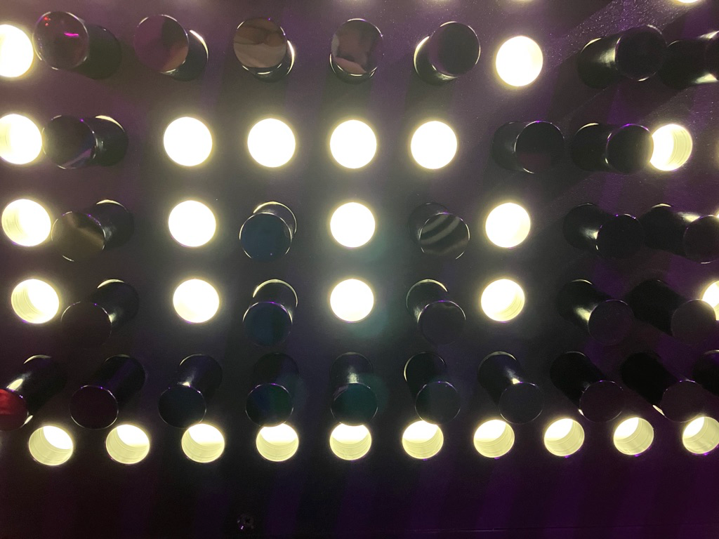 re:Invent会場でカラフルなドットで絵が描けるLiteZillaが設置されていたのでクラスメソッドのロゴを作ってみた ...