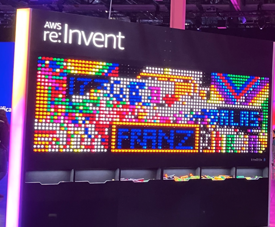 re:Invent会場でカラフルなドットで絵が描けるLiteZillaが設置されていたのでクラスメソッドのロゴを作ってみた ...