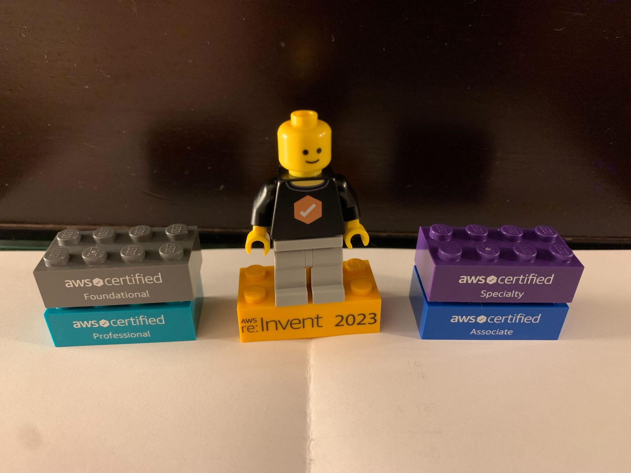 [Verify your AWS Certification] AWS認定ラウンジでステッカーをもらってみた #AWSreInvent ...